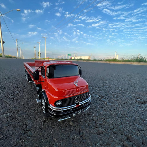 Miniatura Ford Cargo 2428 Baú (Escala 1/24) – Br Miniaturas Express